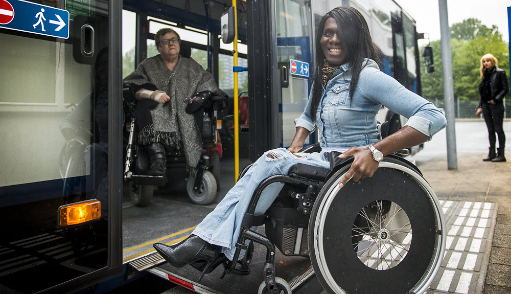 OV-coach helpt minder-mobiele mensen met reizen met OV - Over GVB