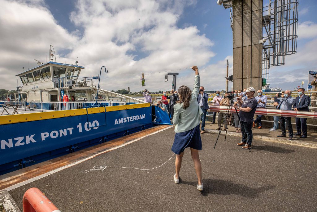 Allereerste elektrische pont, de NZK Pont 100, gedoopt - Over GVB