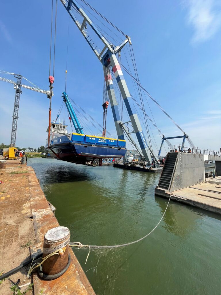 Laatste elektrische pont te water gelaten - Over GVB